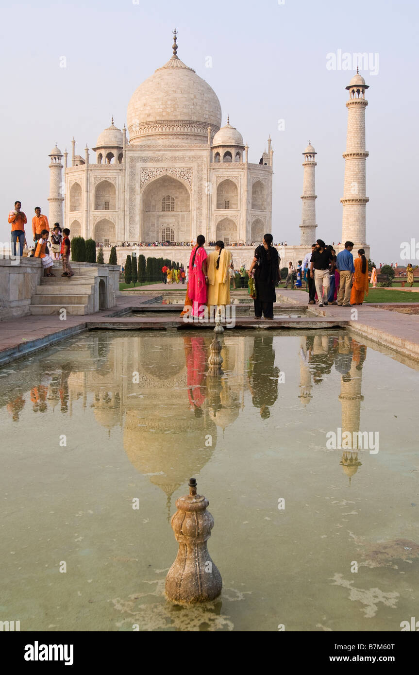 Taj mahal india crowded hi-res stock photography and images - Alamy