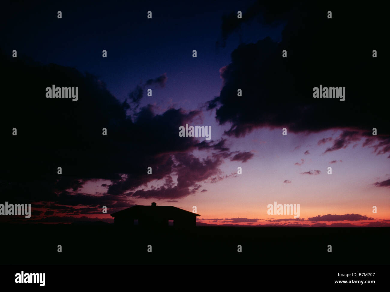 Desert lonely cabin hi-res stock photography and images - Alamy