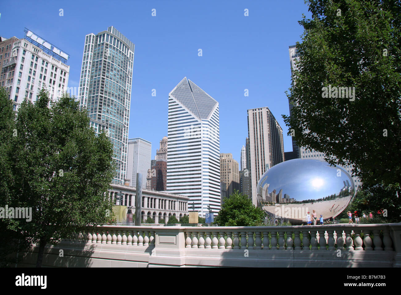Cloud Gate (reflective bean) in Chicago Stock Photo - Alamy