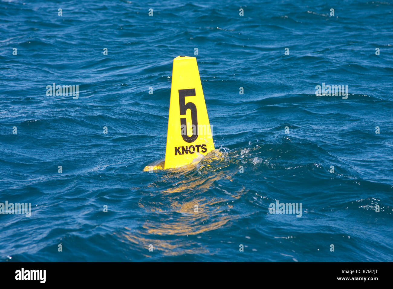 Speed limit sign 5 knots hi-res stock photography and images - Alamy