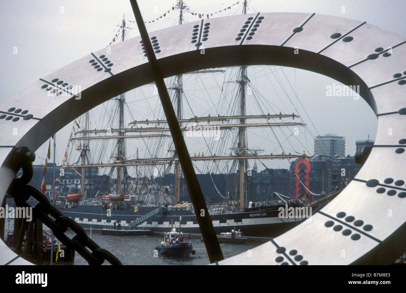 A tall ship visible through the sundial at the Thames basin Stock Photo ...