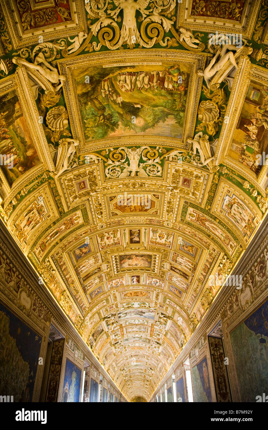 Intricate artwork and painting on the Vatican Museum hallway ceiling ...
