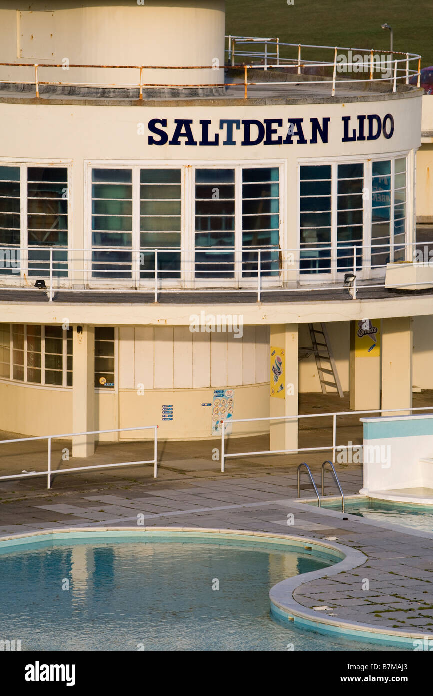 Outdoor lido pools hi-res stock photography and images - Alamy