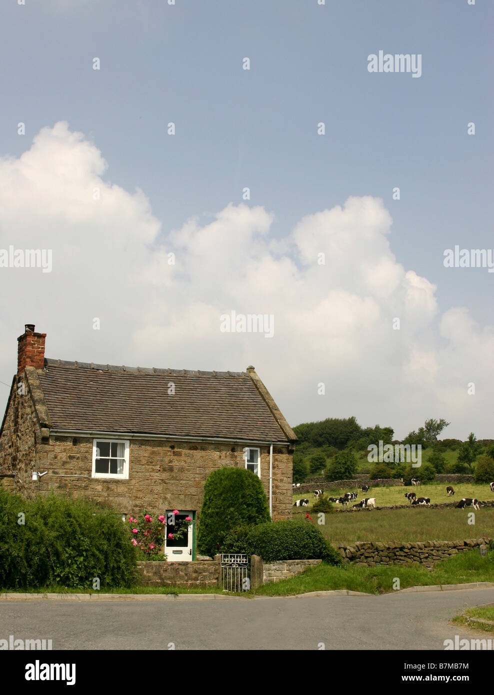 Traditional stone cottage in derbyshire hi-res stock photography and ...