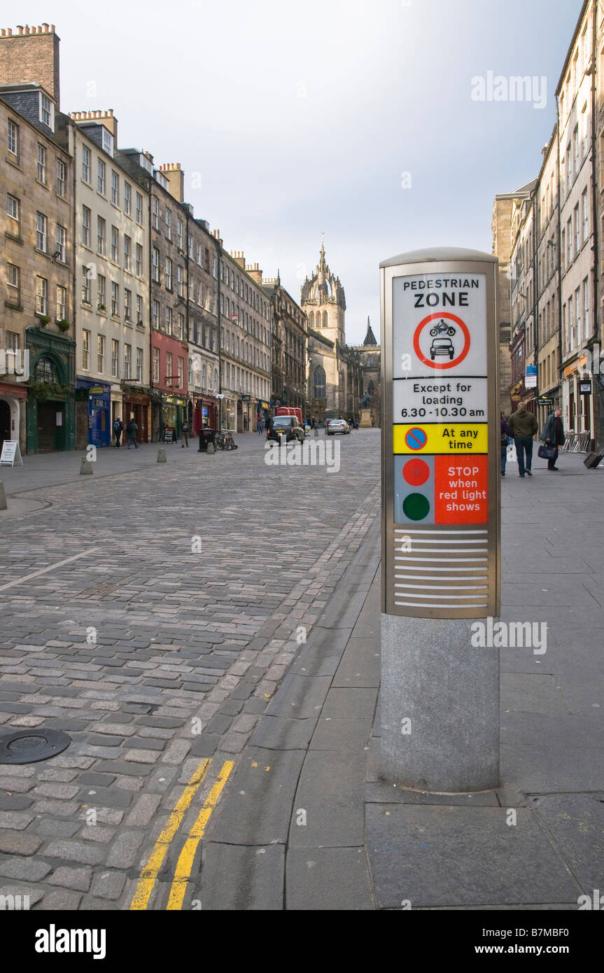 Pedestrian zone in the High Street (Royal Mile), Edinburgh Stock Photo ...