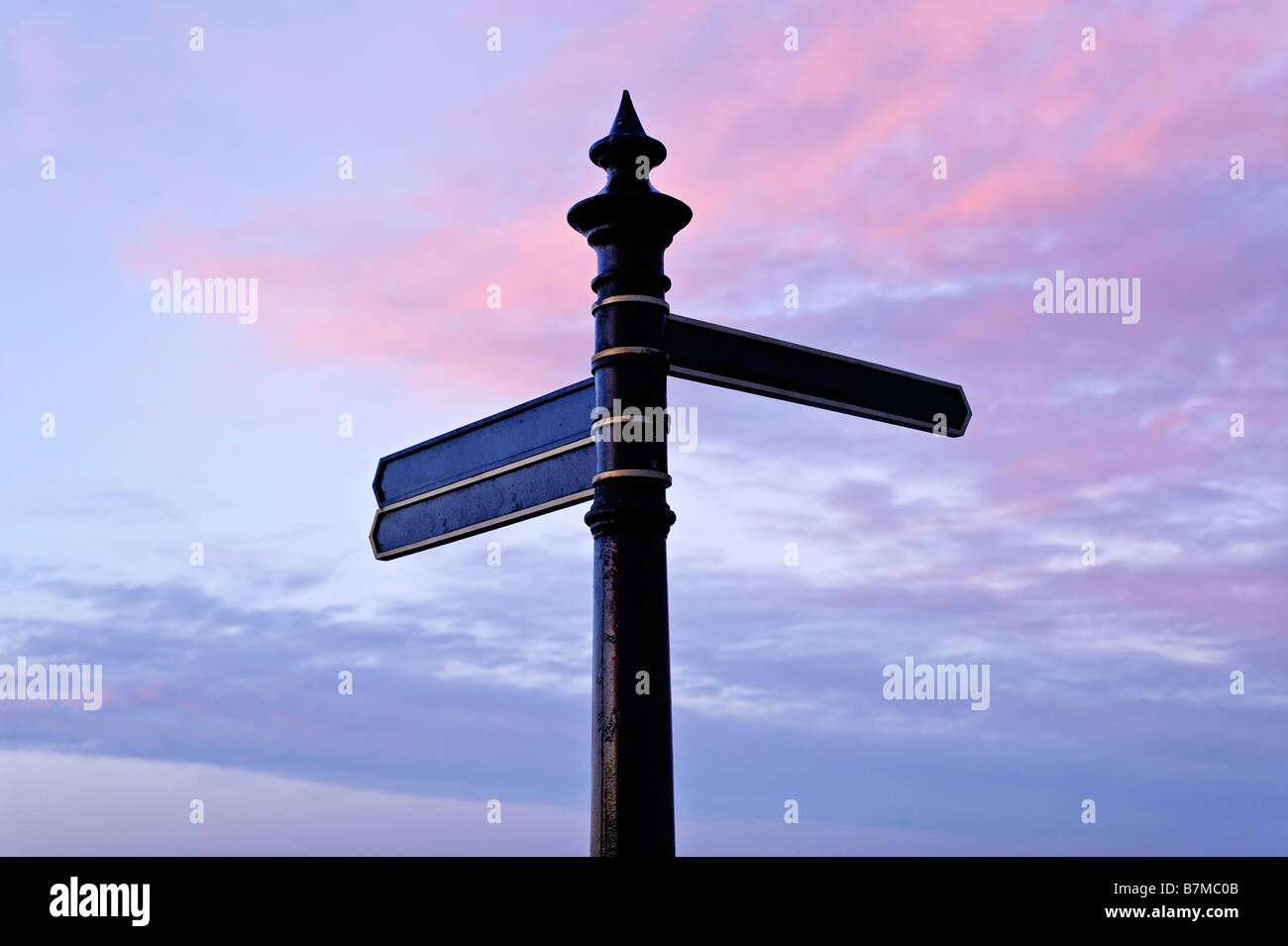 Blank signpost hi-res stock photography and images - Alamy