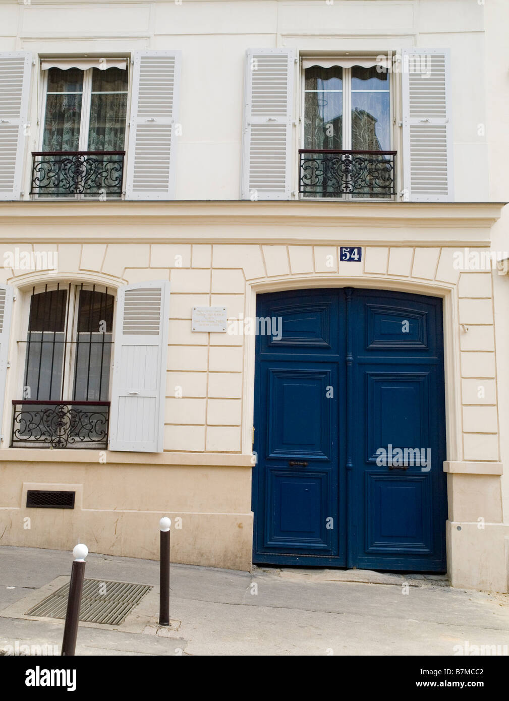 The door to no 54 (fifty four) Rue Lepic where Vincent Van Gogh lived ...