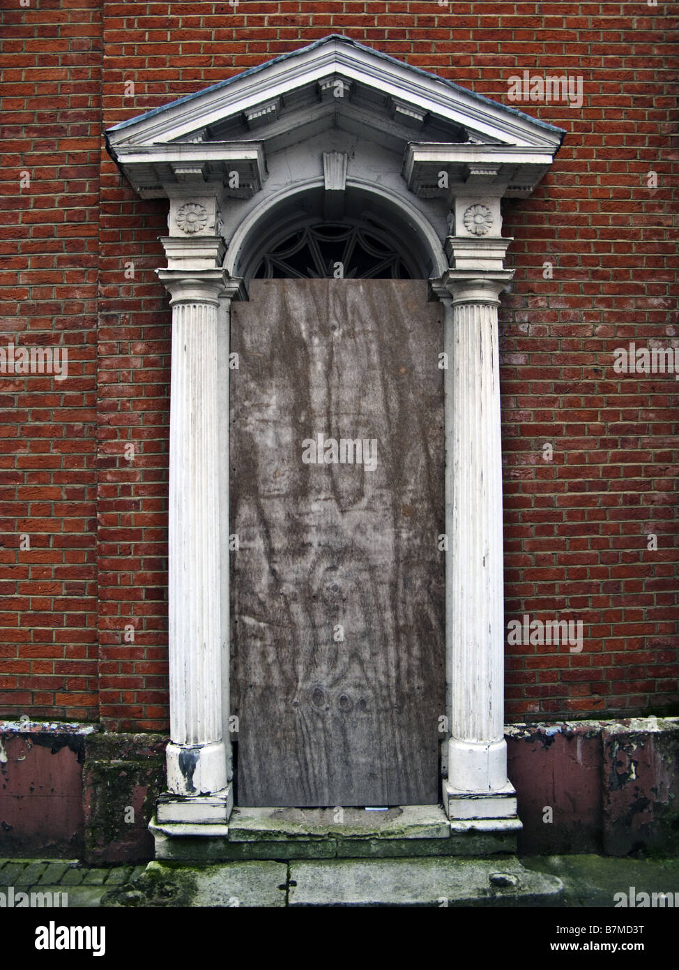Doorway boarded up hi-res stock photography and images - Alamy