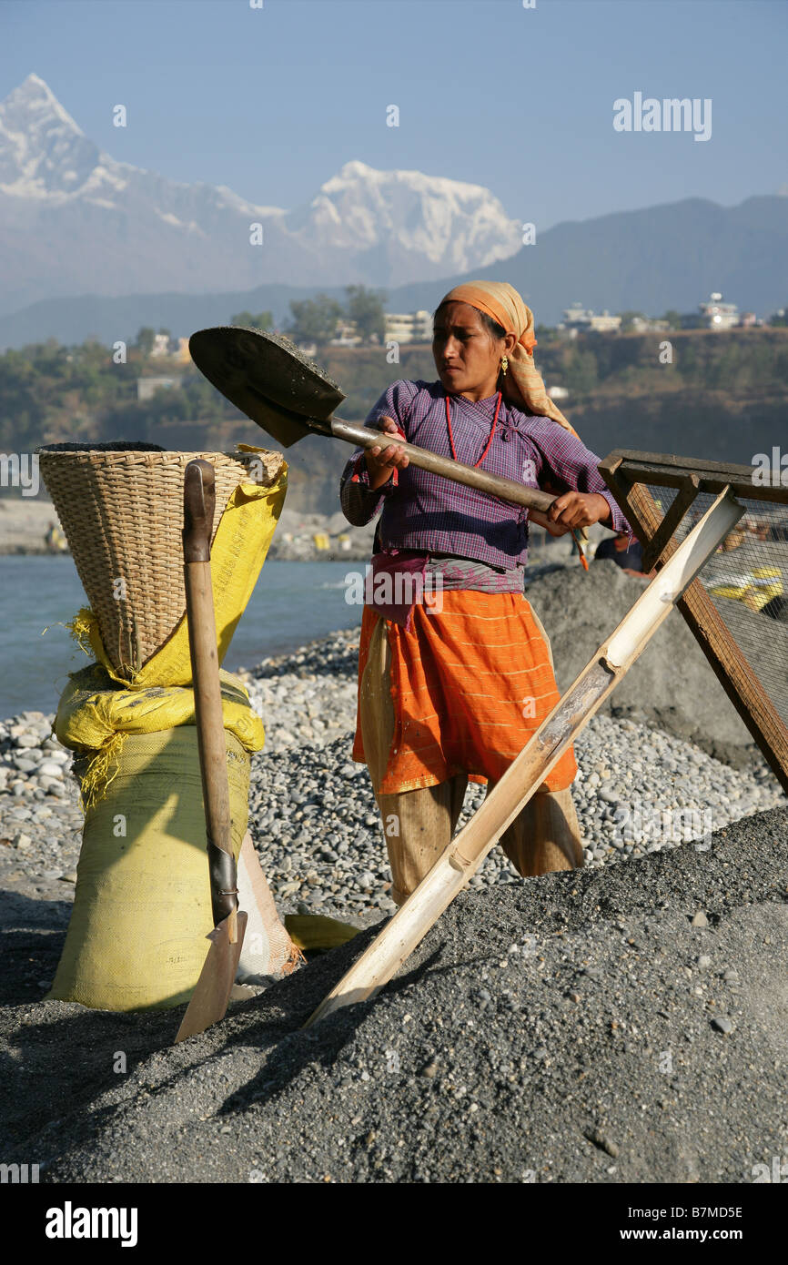 Lady female digging dig sand shoveling hi-res stock photography and ...