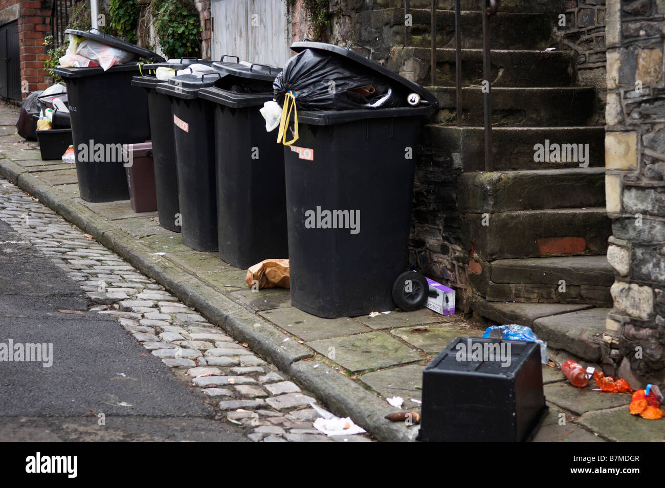 Rubbish bins on city street hi-res stock photography and images - Alamy