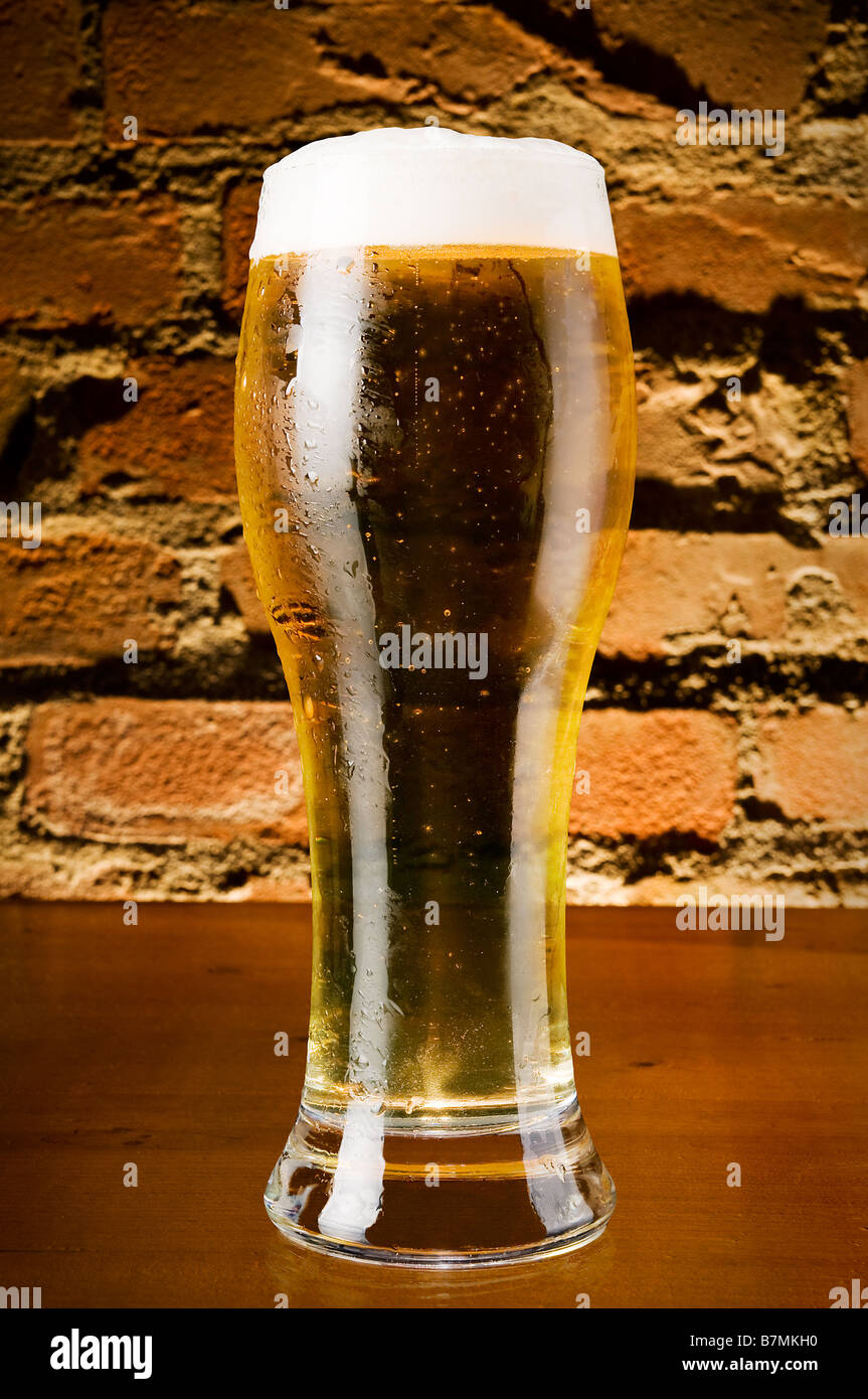 Cold pint pub hi-res stock photography and images - Alamy