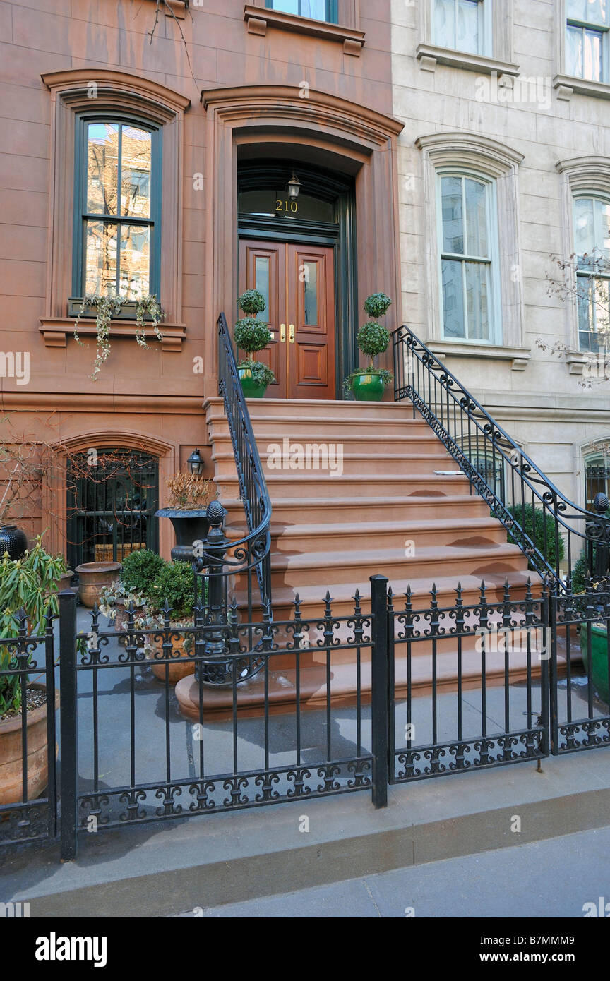 A Manhattan brownstone in New York City Stock Photo - Alamy