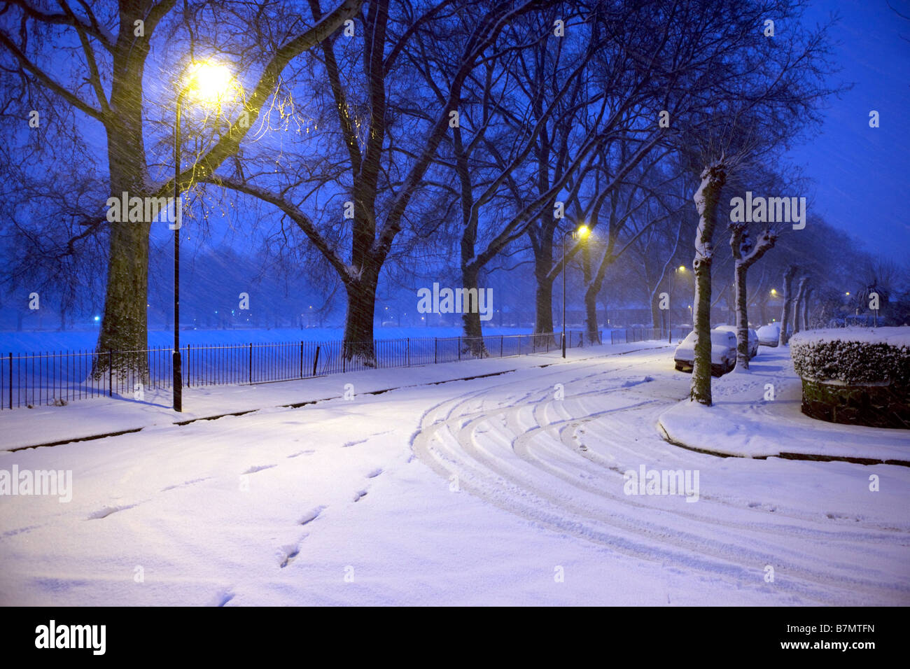 Night snowfall on city hi-res stock photography and images - Alamy