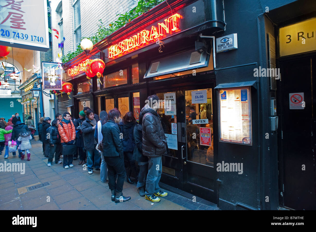 Chinatown restaurant queue hi-res stock photography and images - Alamy