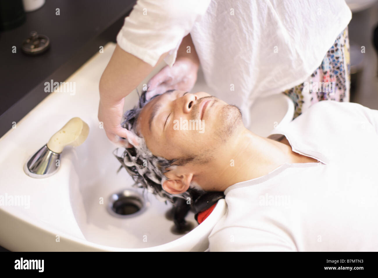 Barber Washing Man's Hair Stock Photo - Alamy