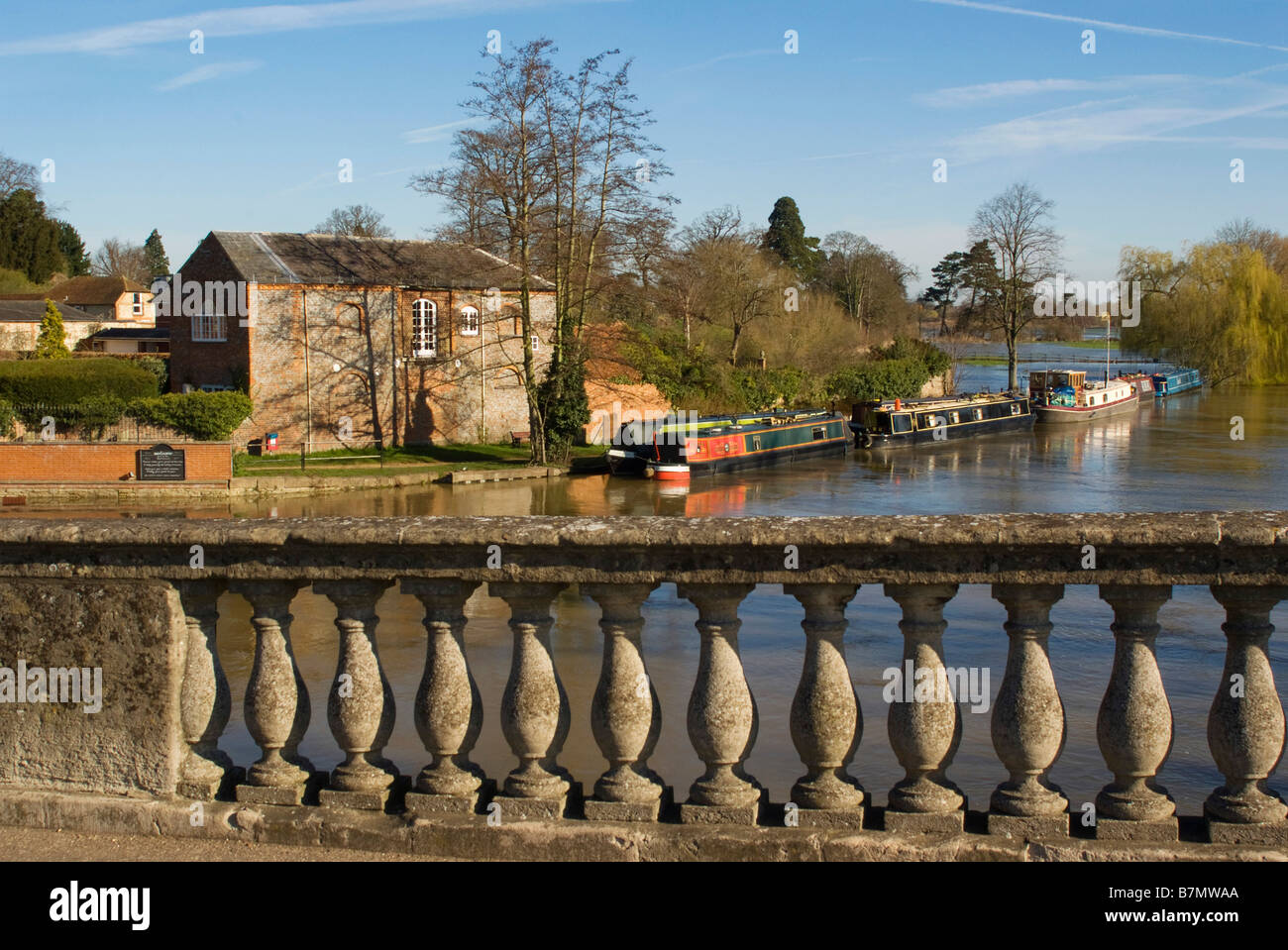 Canal boats on the river Thames at Wallingford Stock Photo - Alamy