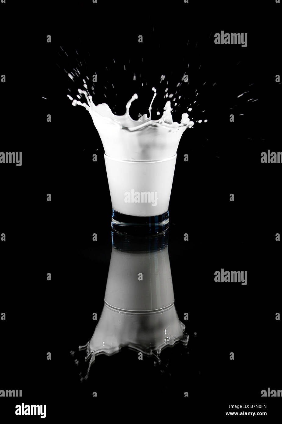 Milk splash hi-res stock photography and images - Alamy