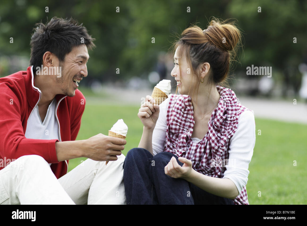 Couple Eating Soft Serve Ice Cream Stock Photo - Alamy