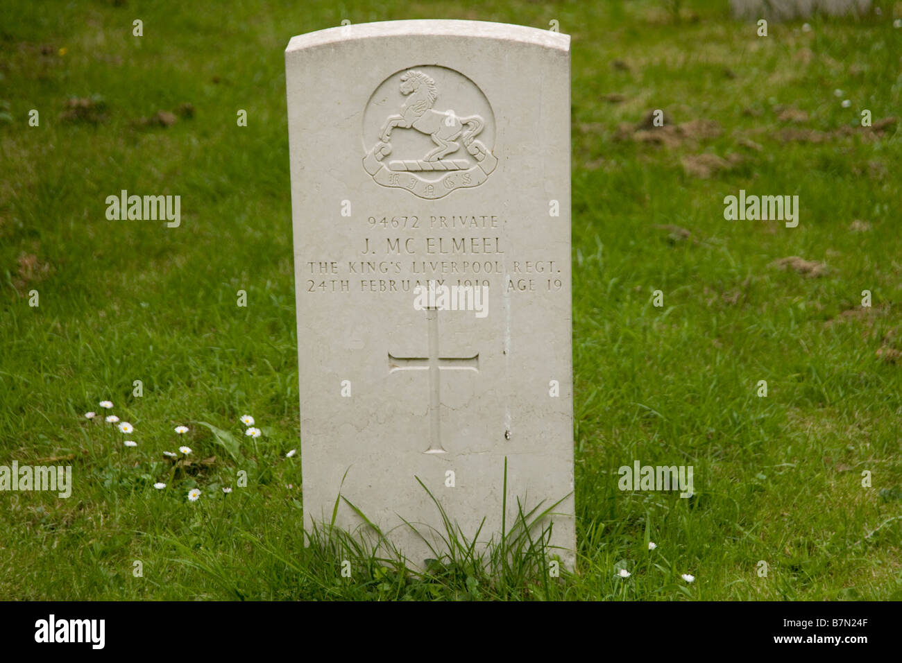 First World War soldier's grave in the Overleigh Cemetery of Chester ...