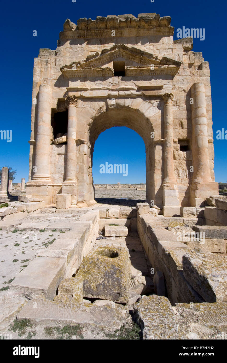 Arch of Trajan Roman site of Makhtar Tunisia Stock Photo - Alamy
