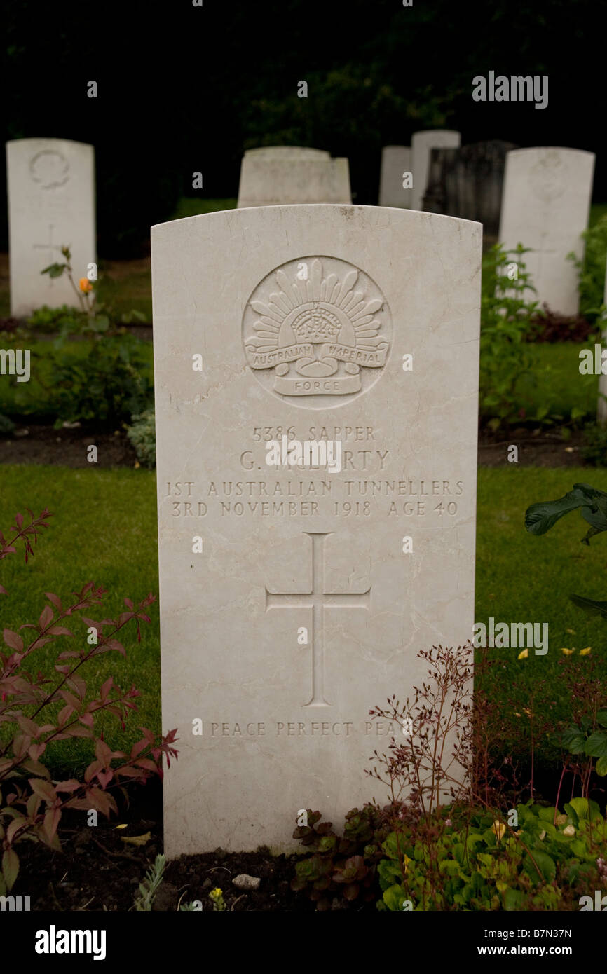 First World War soldier's grave in the Overleigh Cemetery of Chester ...