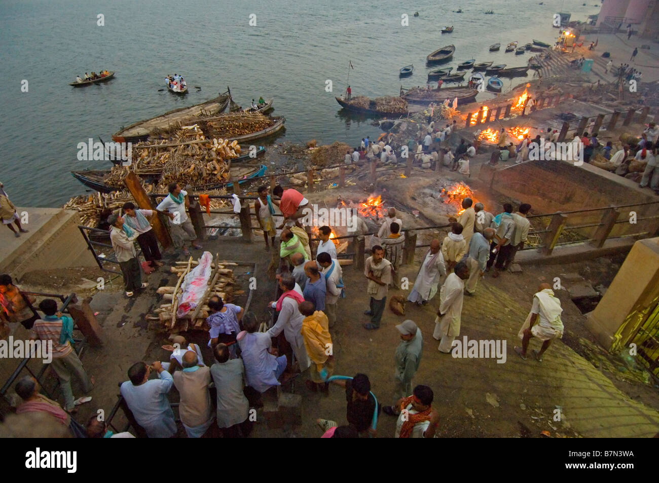 Hindu dead body crematorium hi-res stock photography and images - Alamy