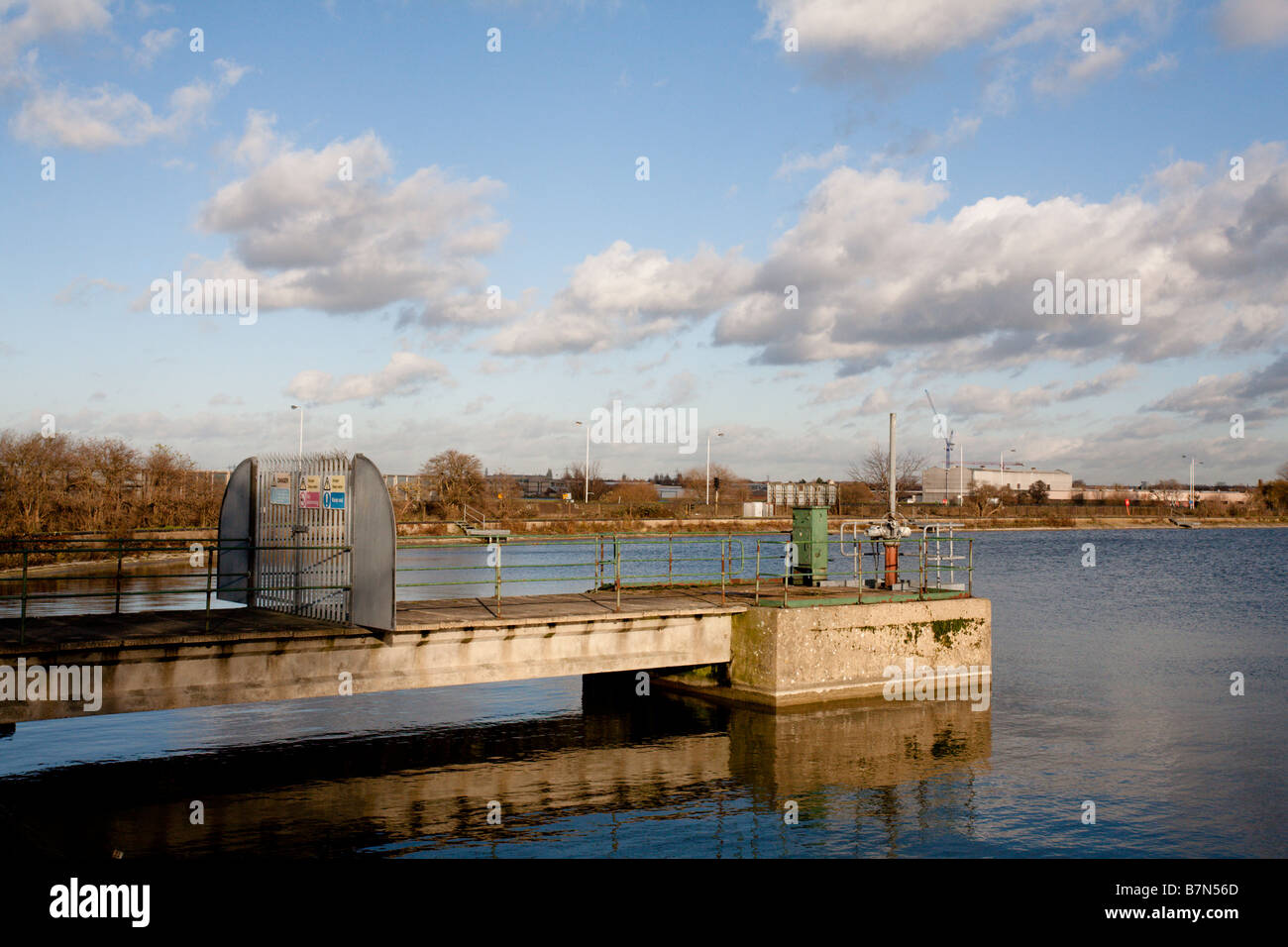 Thames water reservoir hi-res stock photography and images - Alamy