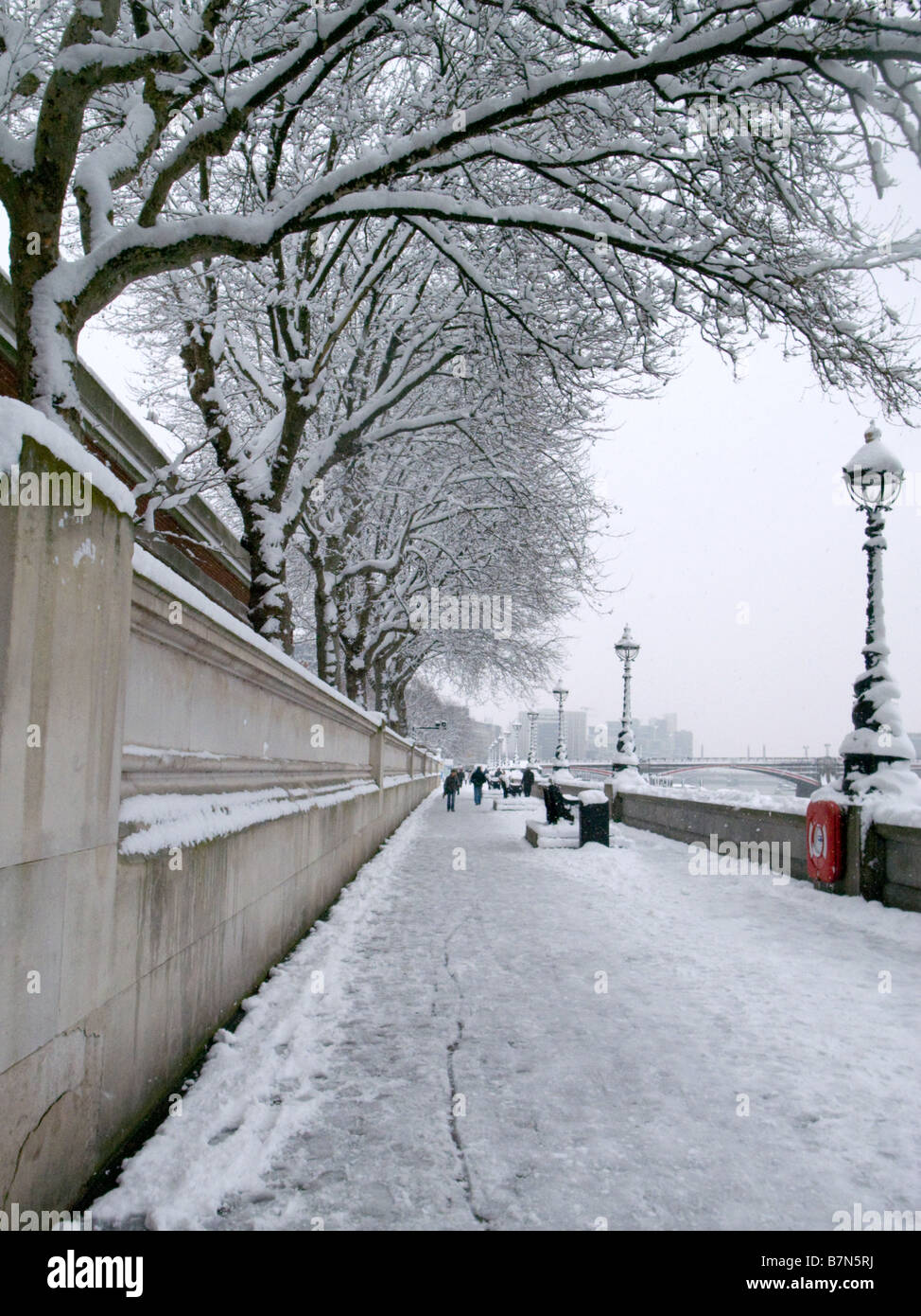 Snowy london embankment hi-res stock photography and images - Alamy