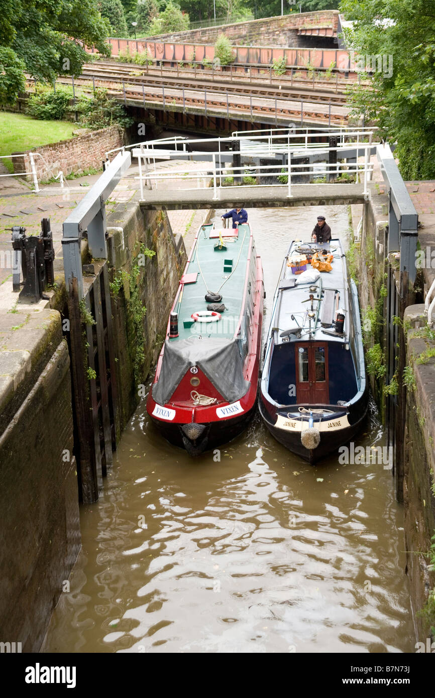 Boats using lock hi-res stock photography and images - Alamy
