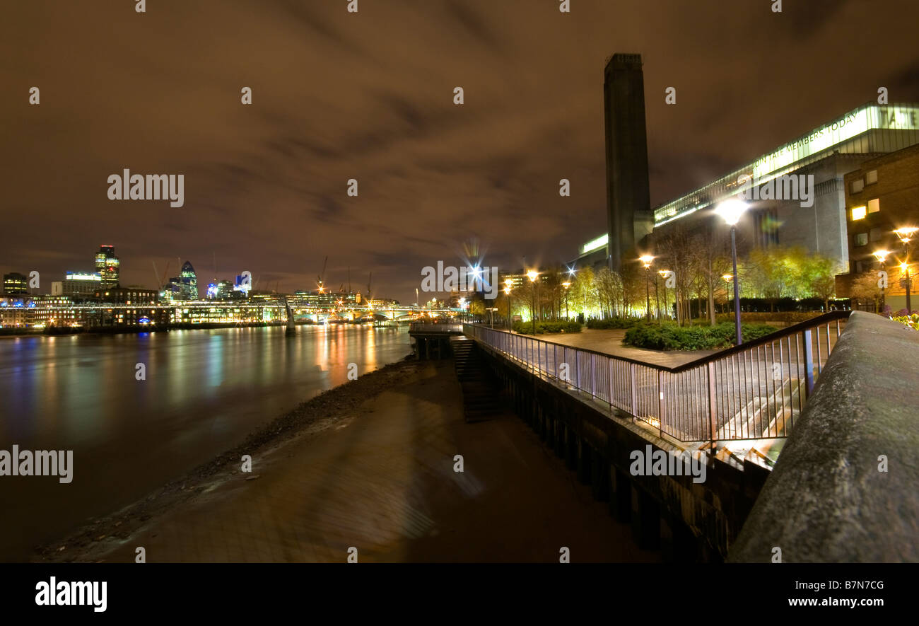 Night scene of the Tate Modern on the Southbank, London, England, UK ...