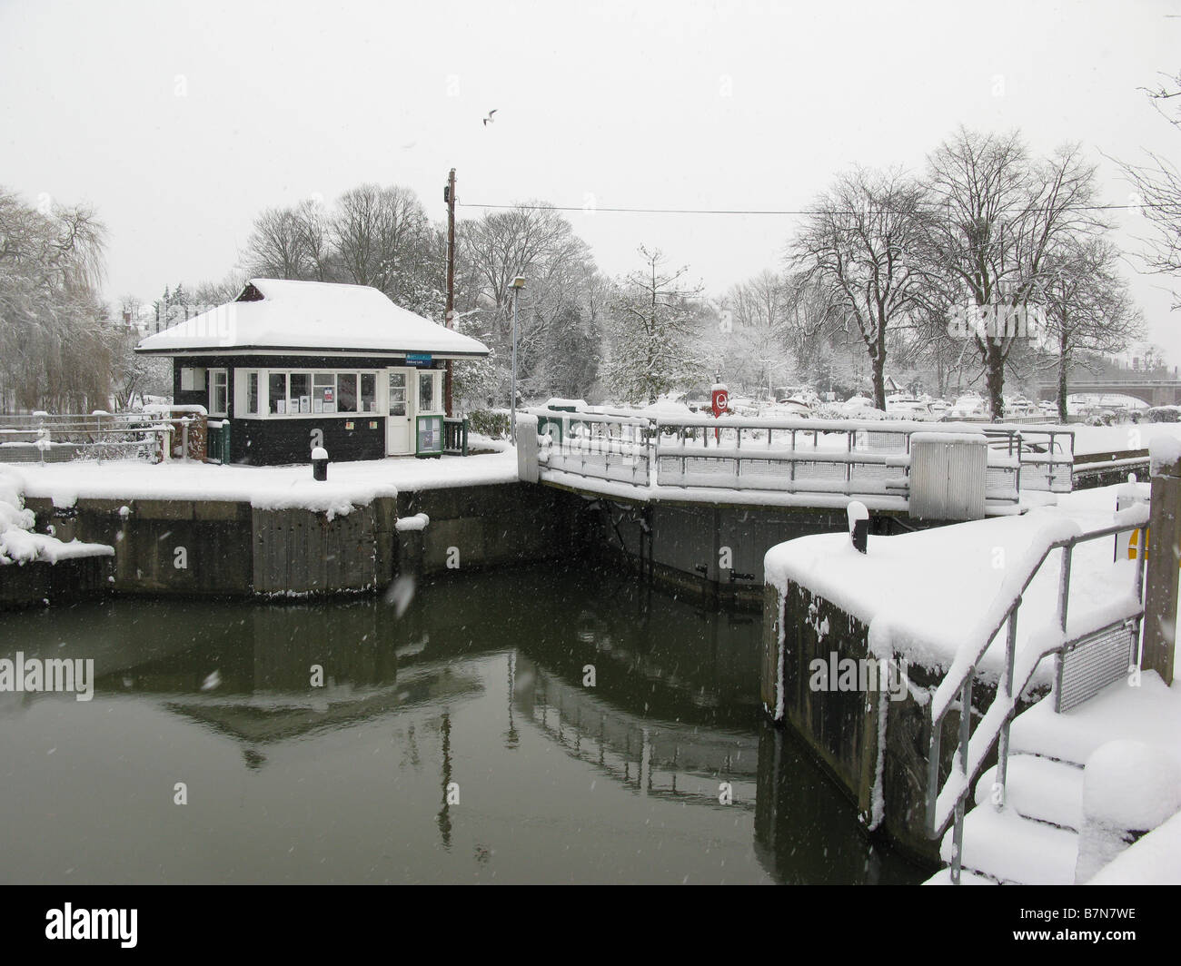 Snow at Molesey Lock, East Molesey, near Hampton Court Stock Photo - Alamy