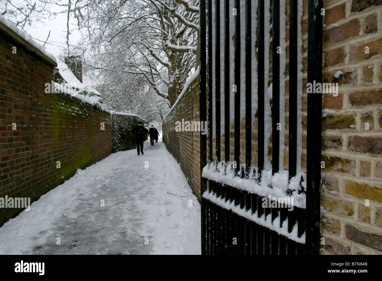 Alleyway in snow hi-res stock photography and images - Alamy