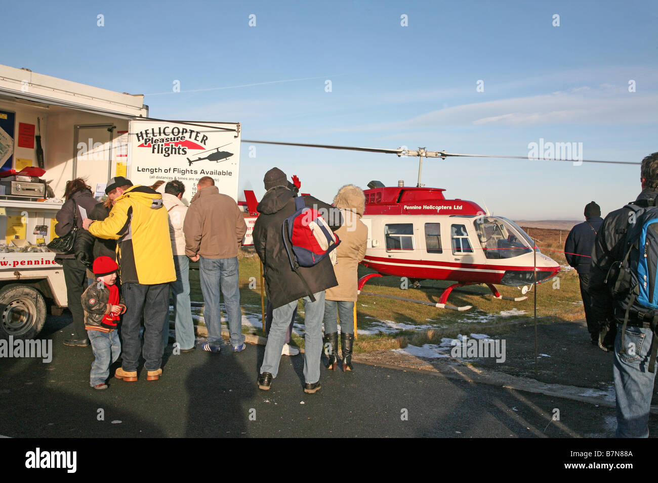 Helicopter with people hi-res stock photography and images - Alamy