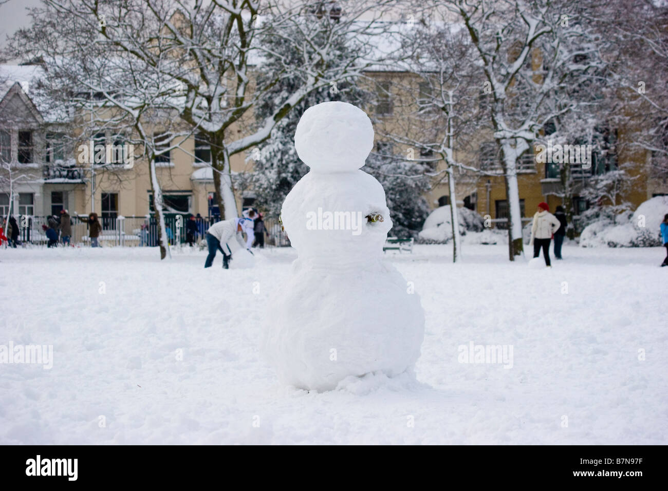 Kids playing with snowmen hi-res stock photography and images - Alamy