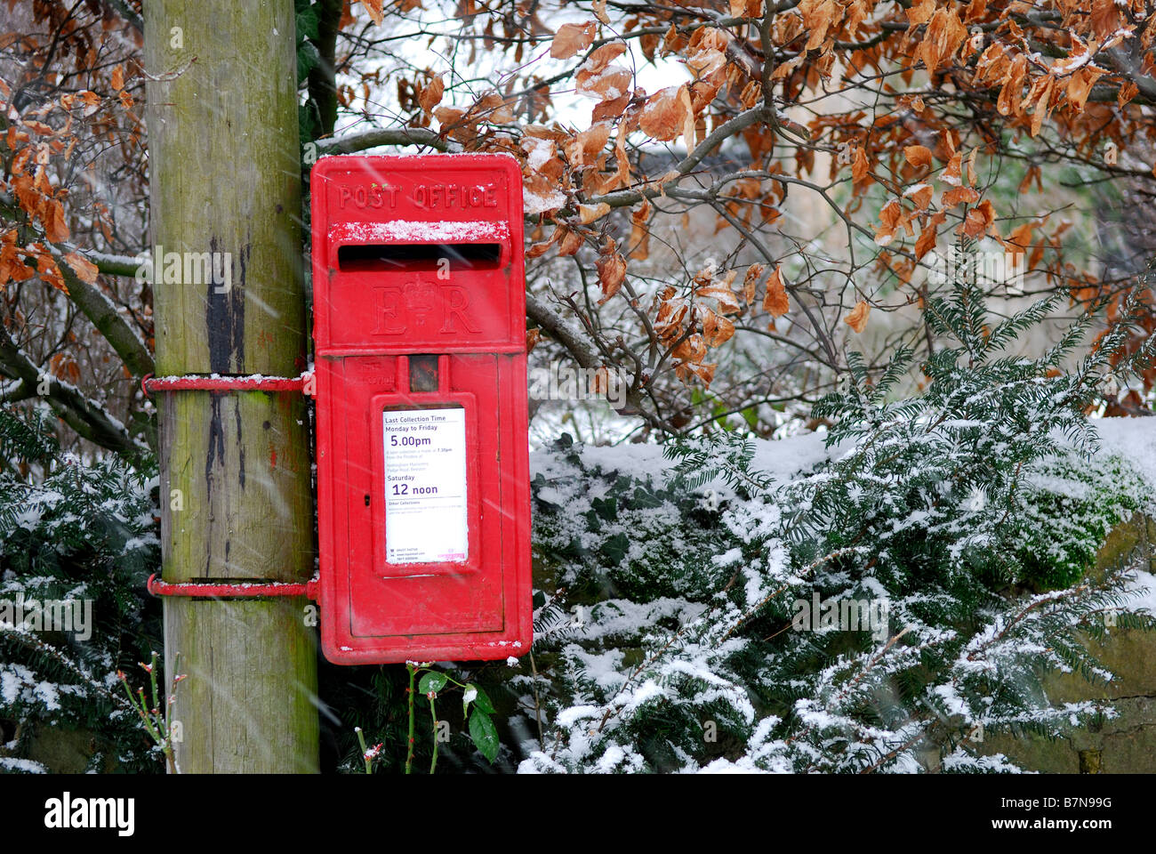 Red Royal Mail Post Box Stock Photo - Alamy