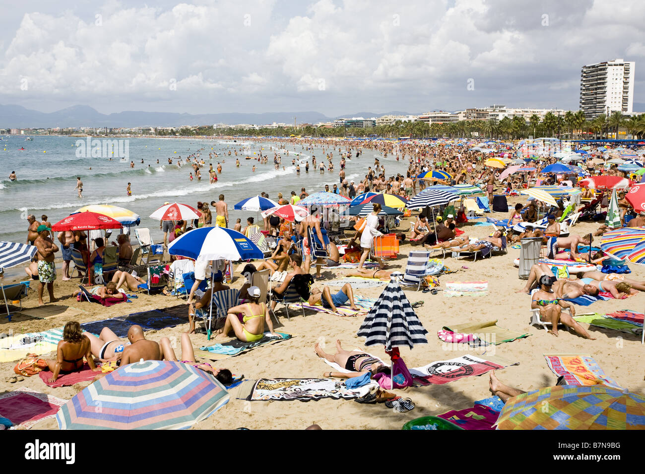 Crowded beach summer hi-res stock photography and images - Alamy