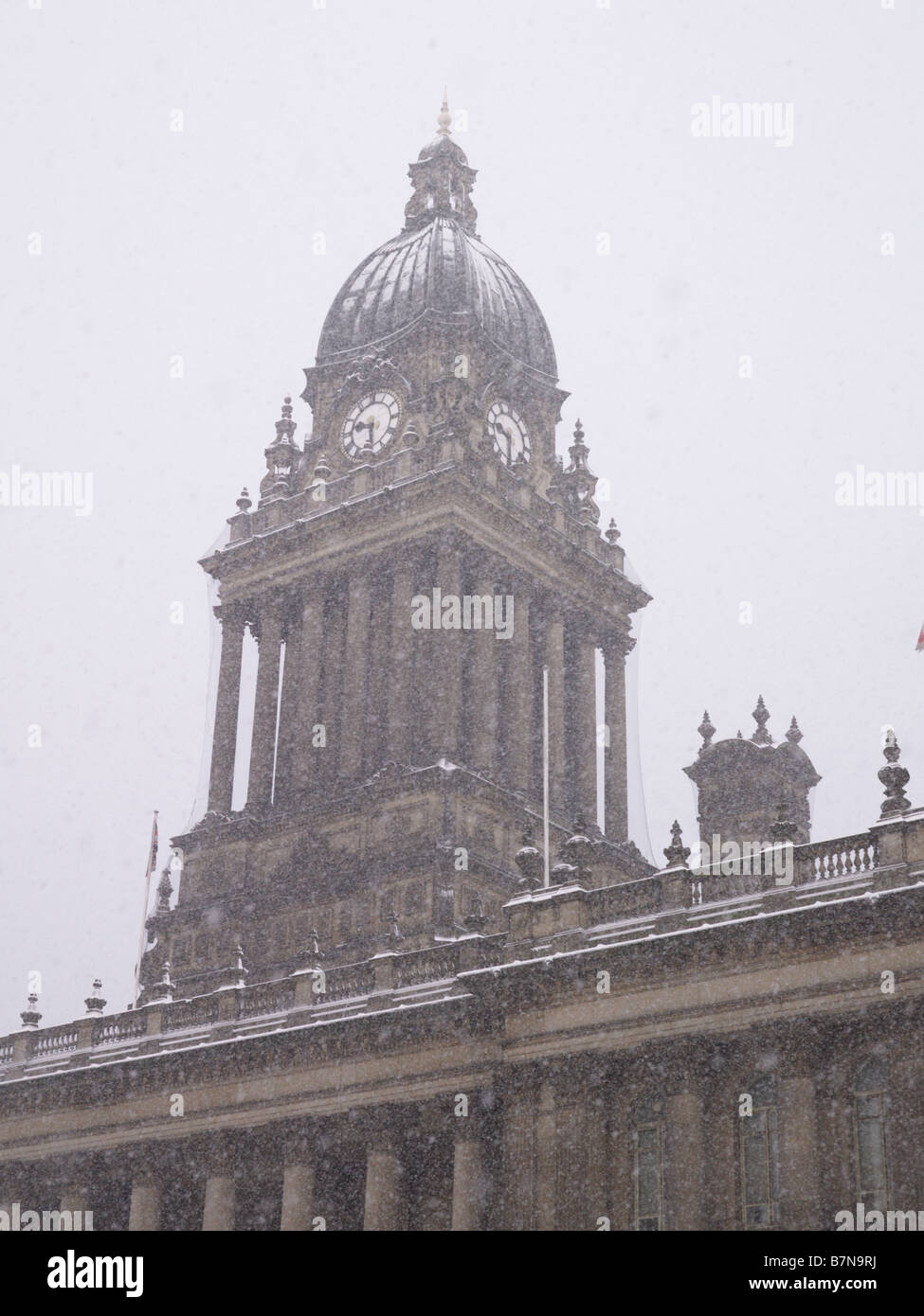Leeds town hall winter hi-res stock photography and images - Alamy