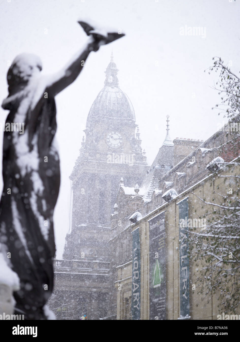 Leeds town hall winter hi-res stock photography and images - Alamy