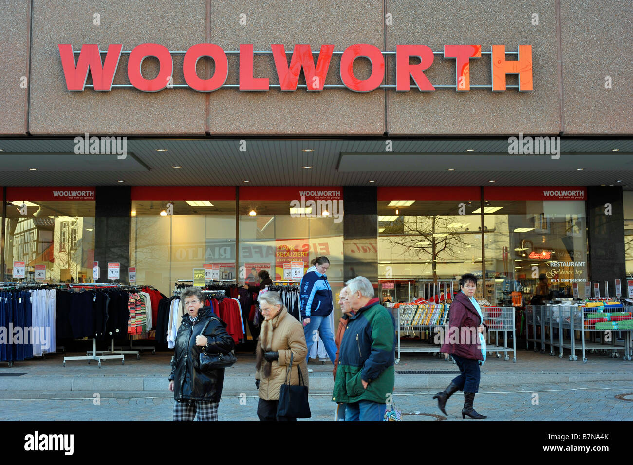 woolworth department store woolies sign red trading credit crunch ...
