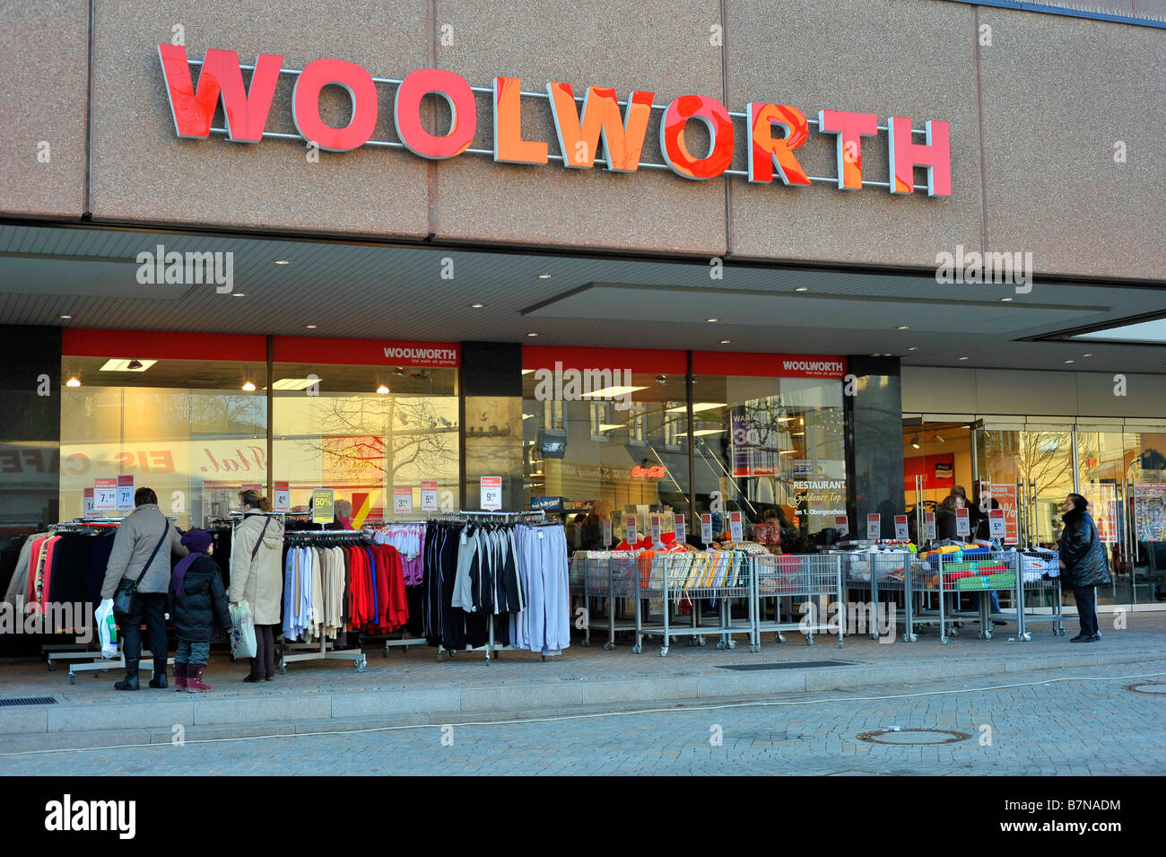 woolworth department store woolies sign red trading credit crunch ...