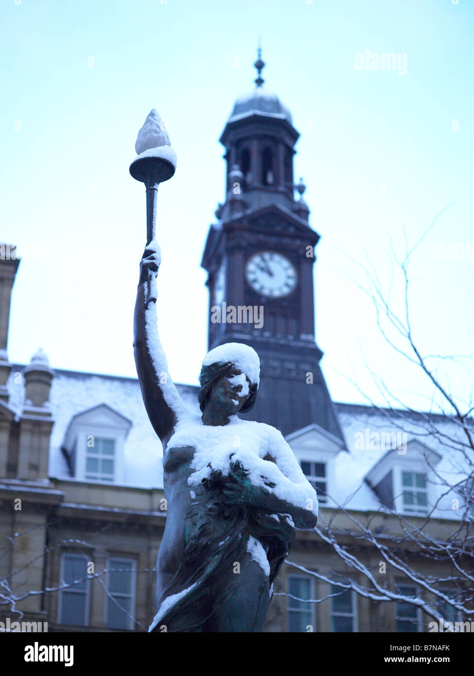 Leeds city square statue snow hi-res stock photography and images - Alamy