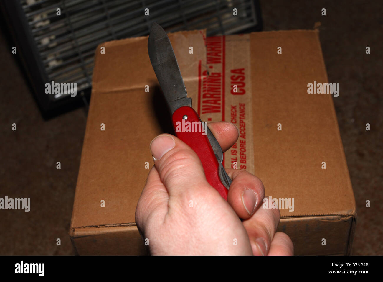 Opening box boxcutter hi-res stock photography and images - Alamy