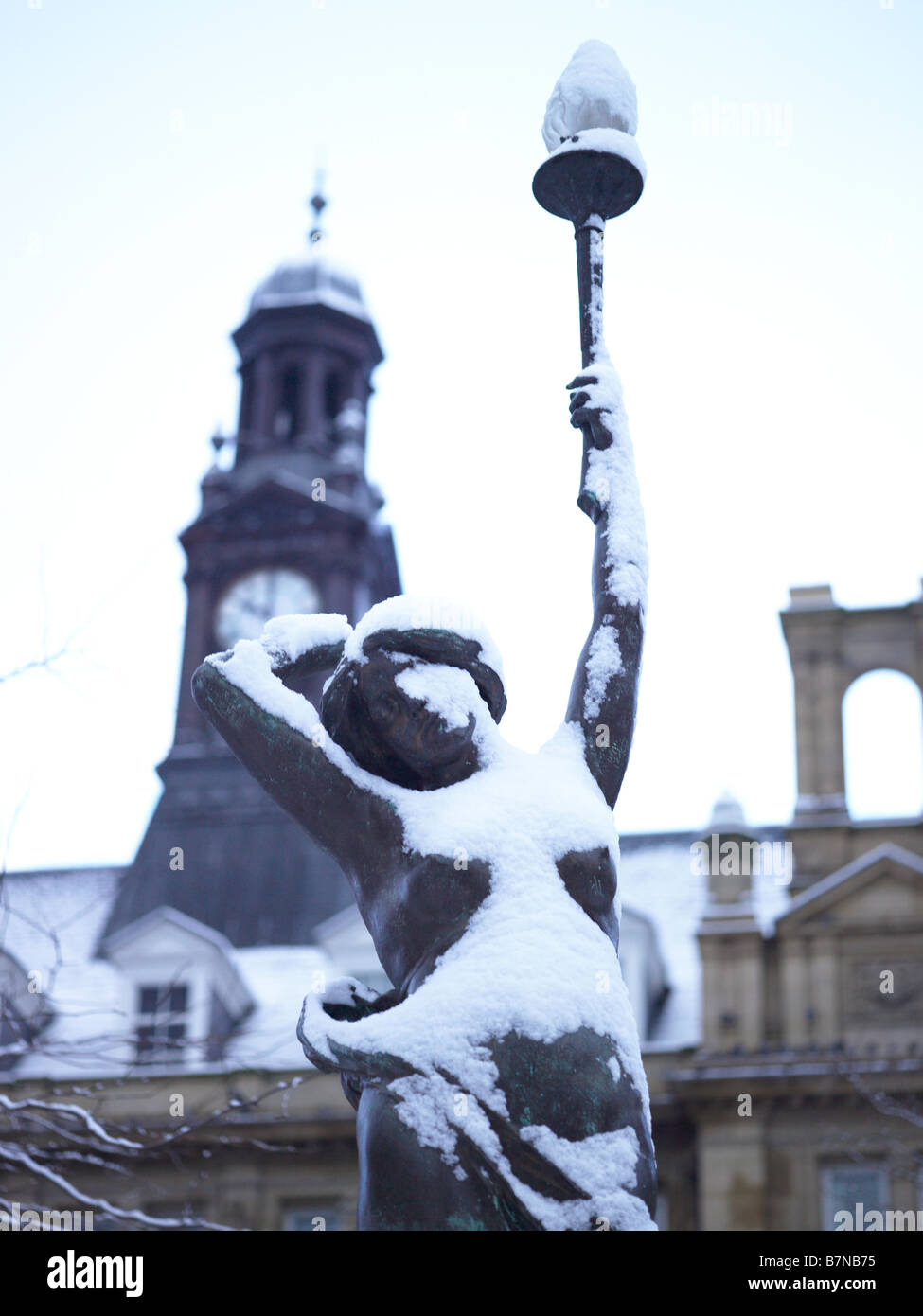 Leeds city square statue snow hi-res stock photography and images - Alamy