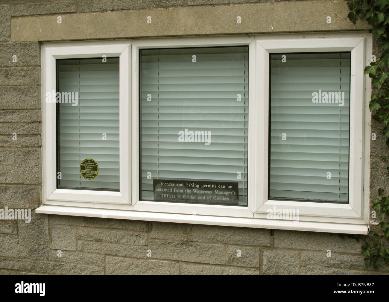 Canal boat govilon wharf govilon hi-res stock photography and images ...