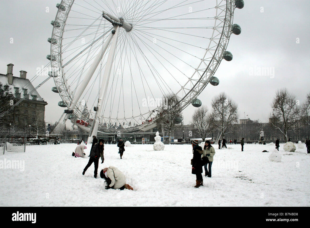 Making a snowman in front of the London eye Stock Photo - Alamy