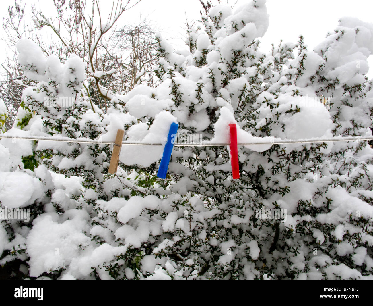 Empty washing line hi-res stock photography and images - Alamy