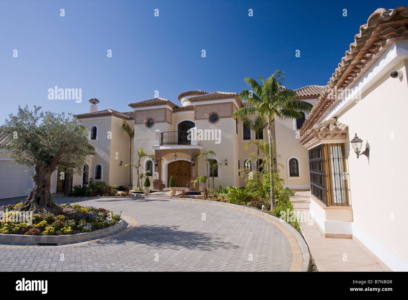 Circular driveway hi-res stock photography and images - Alamy