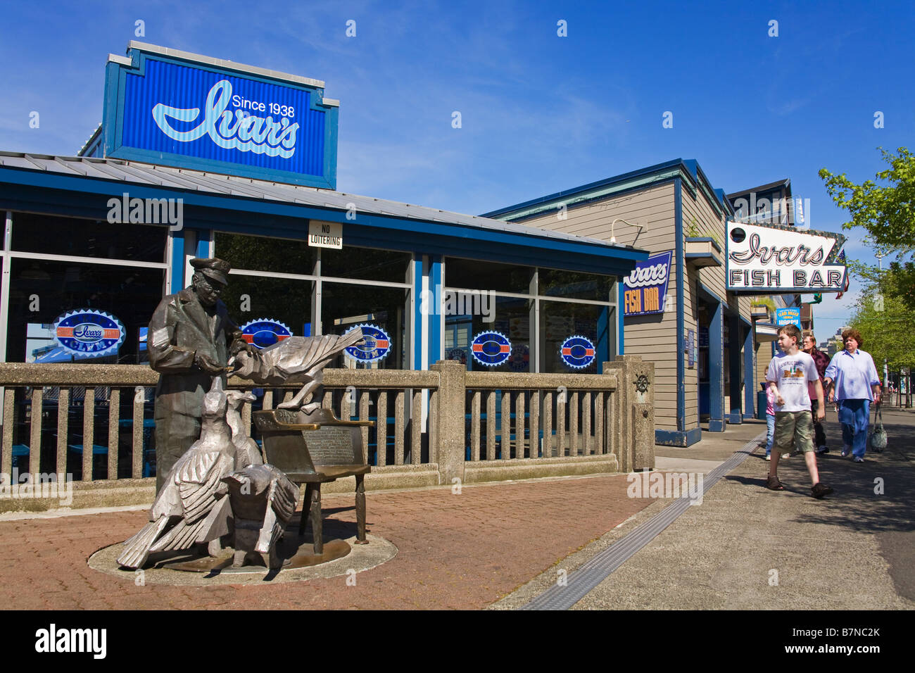 Ivar s Restaurant Feeding the Gulls sculpture on Pier 54 Seattle ...