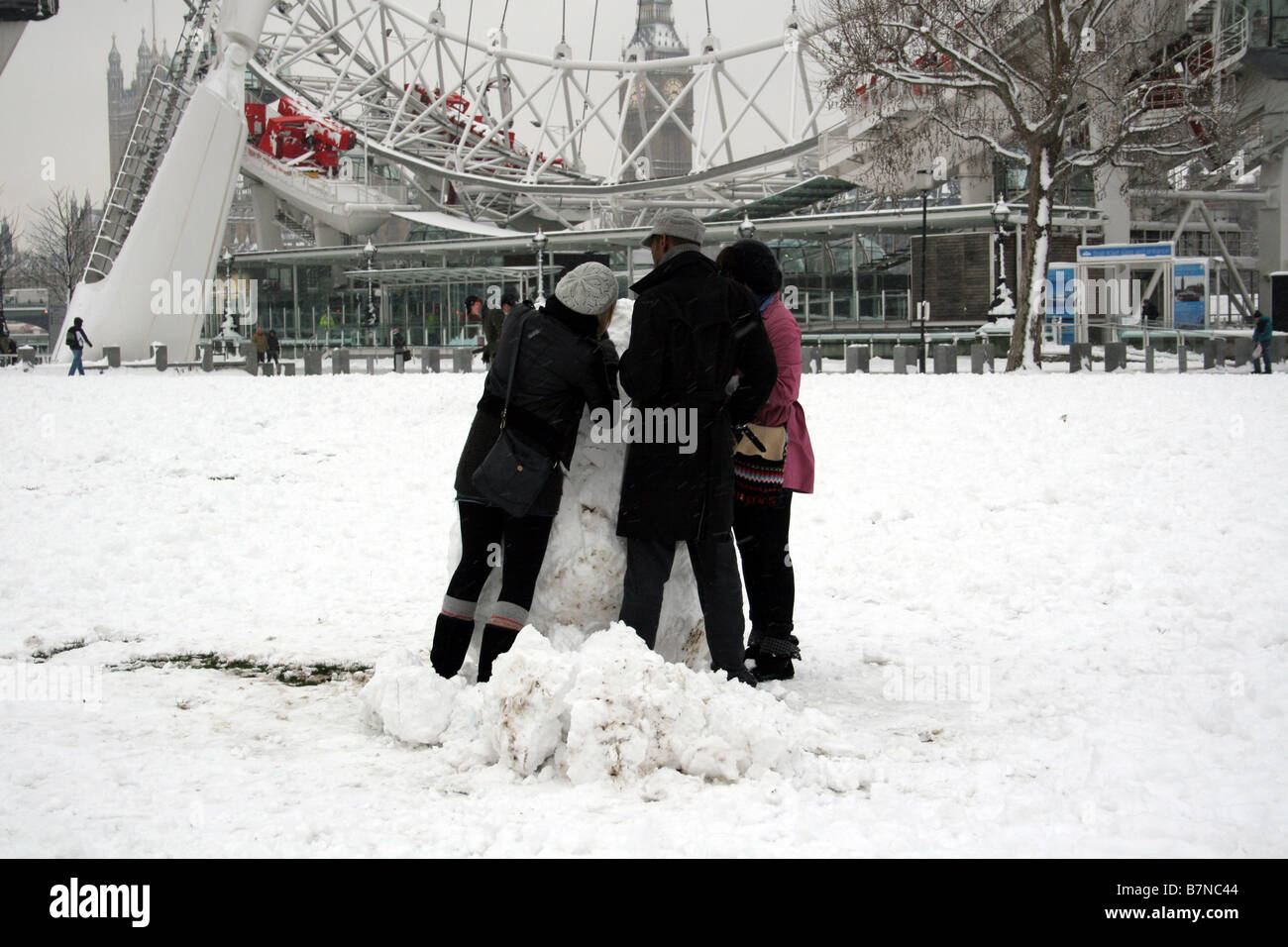 Making a snowman in front of the London eye Stock Photo - Alamy