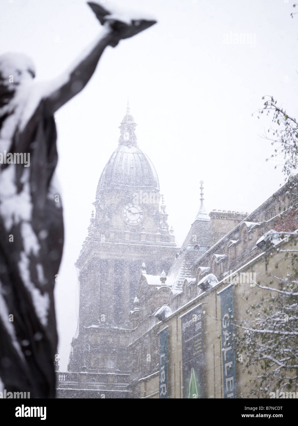 Town Hall Leeds heavy snow Stock Photo - Alamy